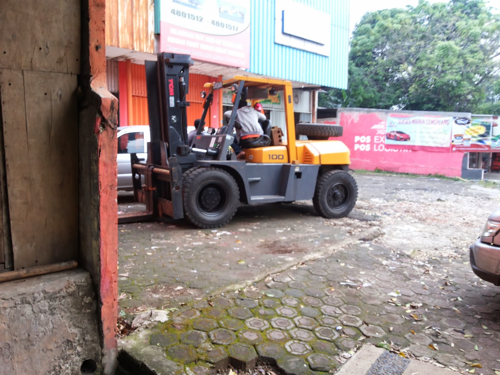 Rental Alat Berat Crane dan Forklift: Pengerjaan Angkat Mesin 5 Ton